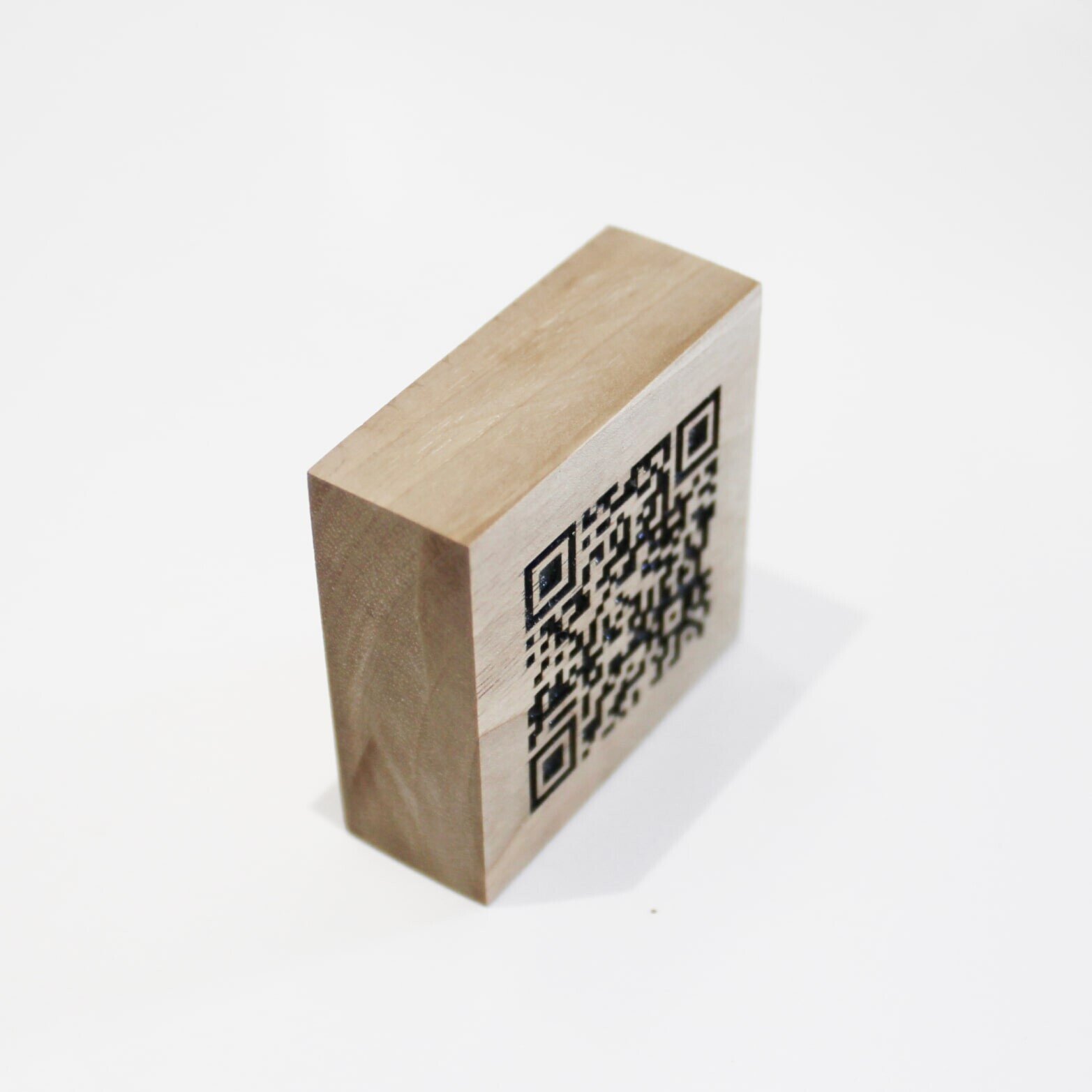 Taco QR madera Nogal | AVOCATY